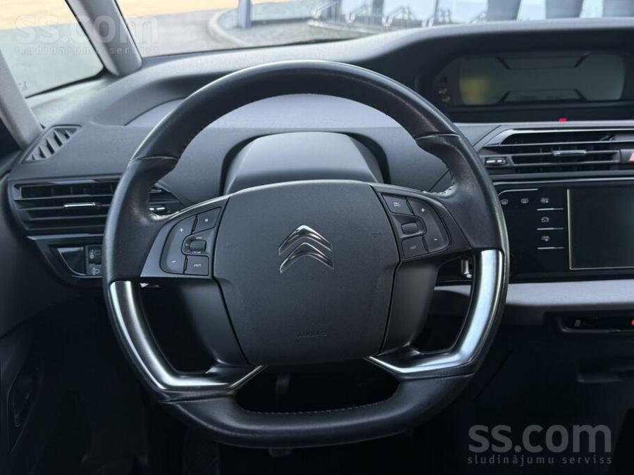 Red Citroen c4-picasso 2016 in Liepaja, with an engine capacity of 1.20 L and mileage of 117 thousand km for 6450 €, photo 19 on AUTOMOTO.COM.LV