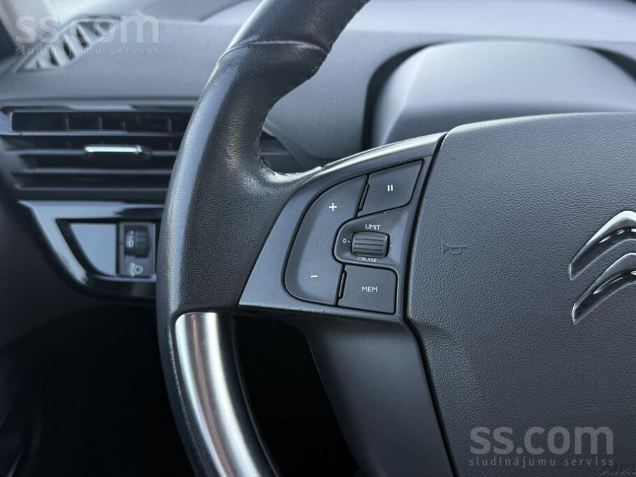 Red Citroen c4-picasso 2016 in Liepaja, with an engine capacity of 1.20 L and mileage of 117 thousand km for 6450 €, photo 20 on AUTOMOTO.COM.LV