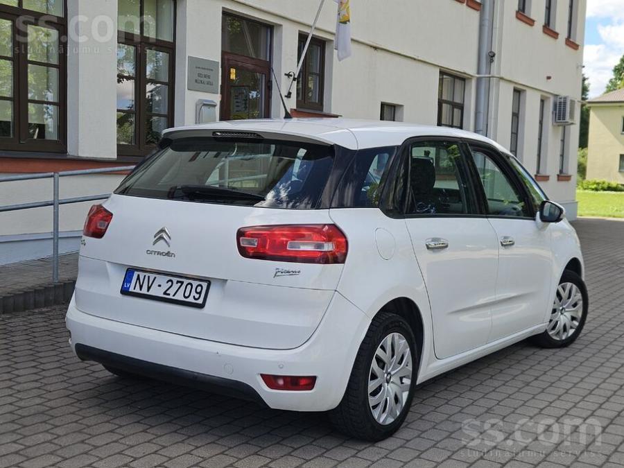 White Citroen c4-picasso 2015 in Jelgava, with an engine capacity of 1.60 L and mileage of 212 thousand km for 3800 €, photo 4 on AUTOMOTO.COM.LV
