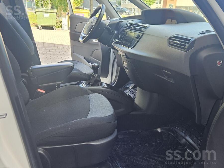 White Citroen c4-picasso 2015 in Jelgava, with an engine capacity of 1.60 L and mileage of 212 thousand km for 3800 €, photo 7 on AUTOMOTO.COM.LV