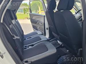 White Citroen c4-picasso 2015 in Jelgava, with an engine capacity of 1.60 L and mileage of 212 thousand km for 3800 €, photo 8 on AUTOMOTO.COM.LV