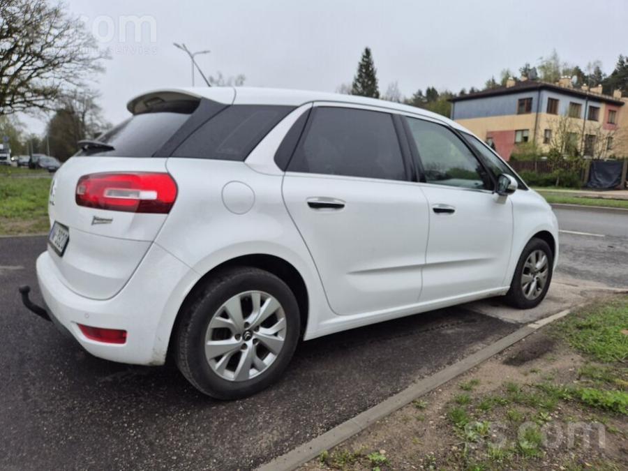 White Citroen c4-picasso 2014 in Riga, with an engine capacity of 1.60 L and mileage of 144 thousand km for 6234 €, photo 2 on AUTOMOTO.COM.LV