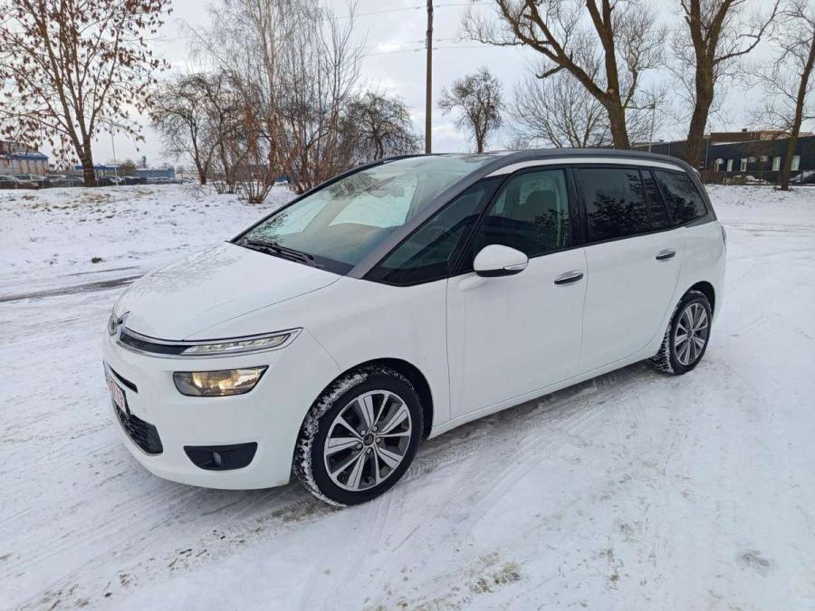 White Citroen c4-picasso 2015 in Marijampole, with an engine capacity of 1.20 L and mileage of 119 thousand km for 5200 €, photo 1 on AUTOMOTO.COM.LV