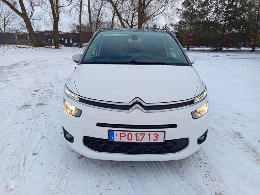 White Citroen c4-picasso 2015 in Marijampole, with an engine capacity of 1.20 L and mileage of 119 thousand km for 5200 €, photo 3 on AUTOMOTO.COM.LV