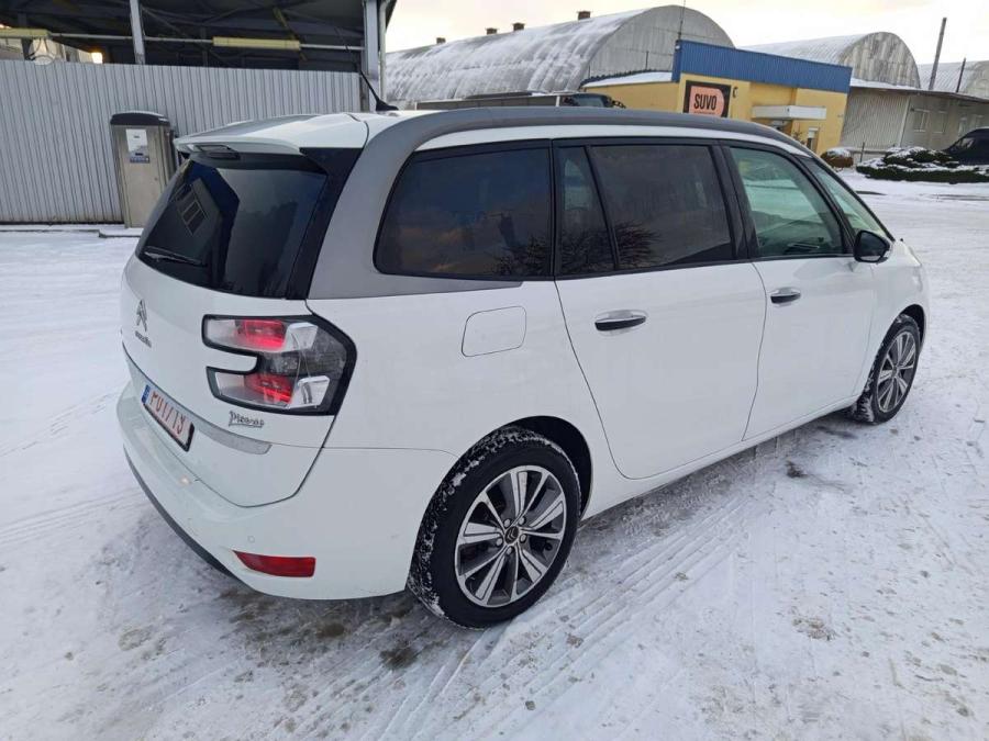 White Citroen c4-picasso 2015 in Marijampole, with an engine capacity of 1.20 L and mileage of 119 thousand km for 5200 €, photo 4 on AUTOMOTO.COM.LV