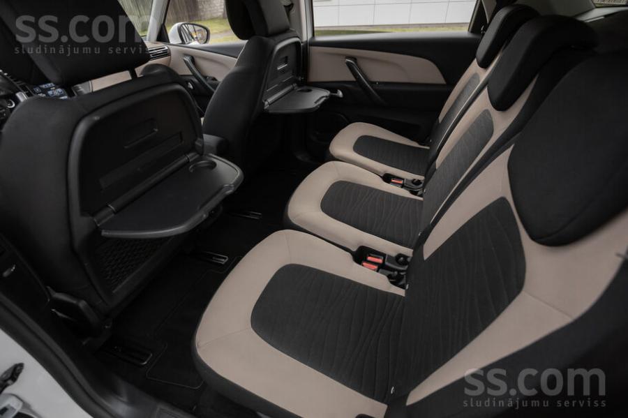 White Citroen c4-picasso 2015 in Jelgava, with an engine capacity of 2.00 L and mileage of 247 thousand km for 5390 €, photo 14 on AUTOMOTO.COM.LV