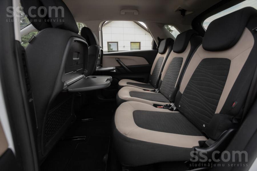 White Citroen c4-picasso 2015 in Jelgava, with an engine capacity of 2.00 L and mileage of 247 thousand km for 5390 €, photo 15 on AUTOMOTO.COM.LV