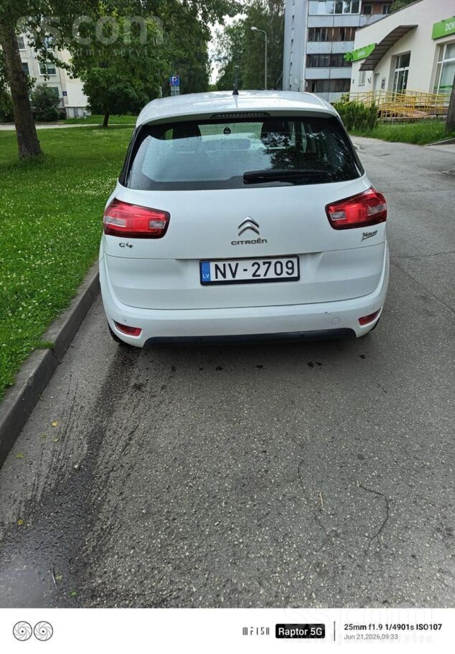 White Citroen c4-picasso 2015 in Riga, with an engine capacity of 1.60 L and mileage of 211 thousand km for 3500 €, photo 3 on AUTOMOTO.COM.LV