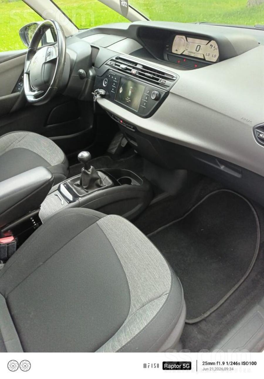 White Citroen c4-picasso 2015 in Riga, with an engine capacity of 1.60 L and mileage of 211 thousand km for 3500 €, photo 8 on AUTOMOTO.COM.LV