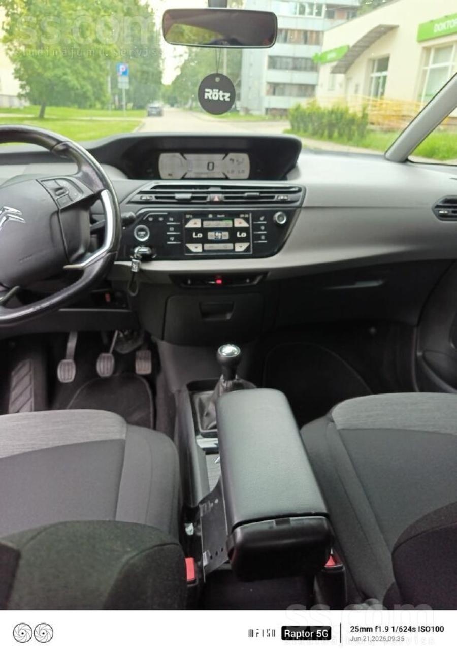 White Citroen c4-picasso 2015 in Riga, with an engine capacity of 1.60 L and mileage of 211 thousand km for 3500 €, photo 12 on AUTOMOTO.COM.LV