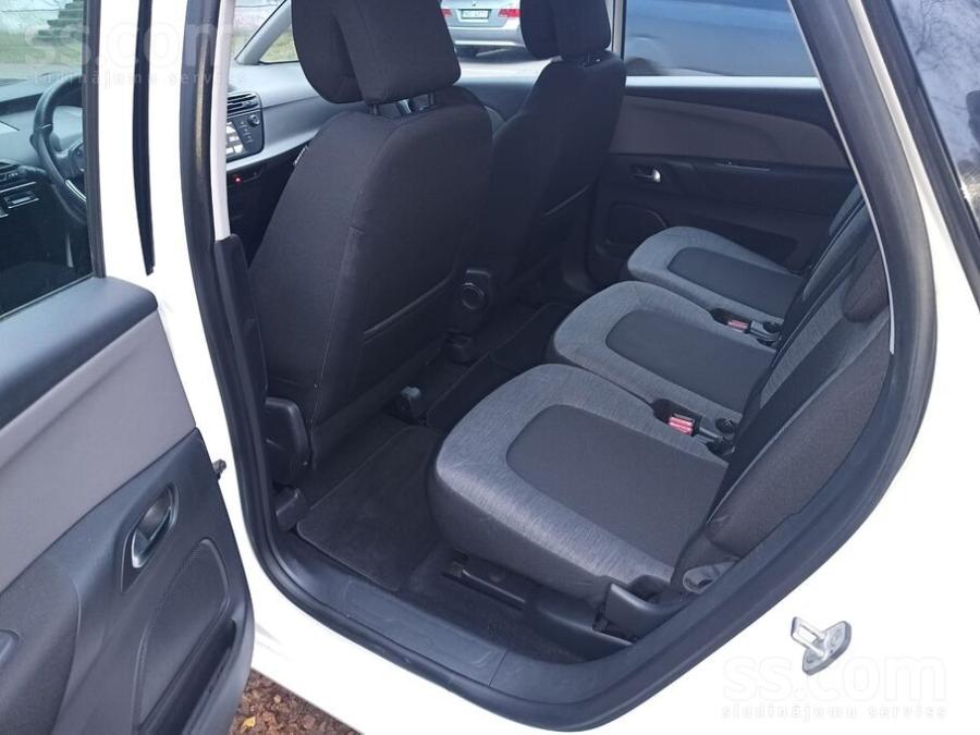 White Citroen c4-picasso 2015 in Riga, with an engine capacity of 1.60 L and mileage of 211 thousand km for 3500 €, photo 13 on AUTOMOTO.COM.LV