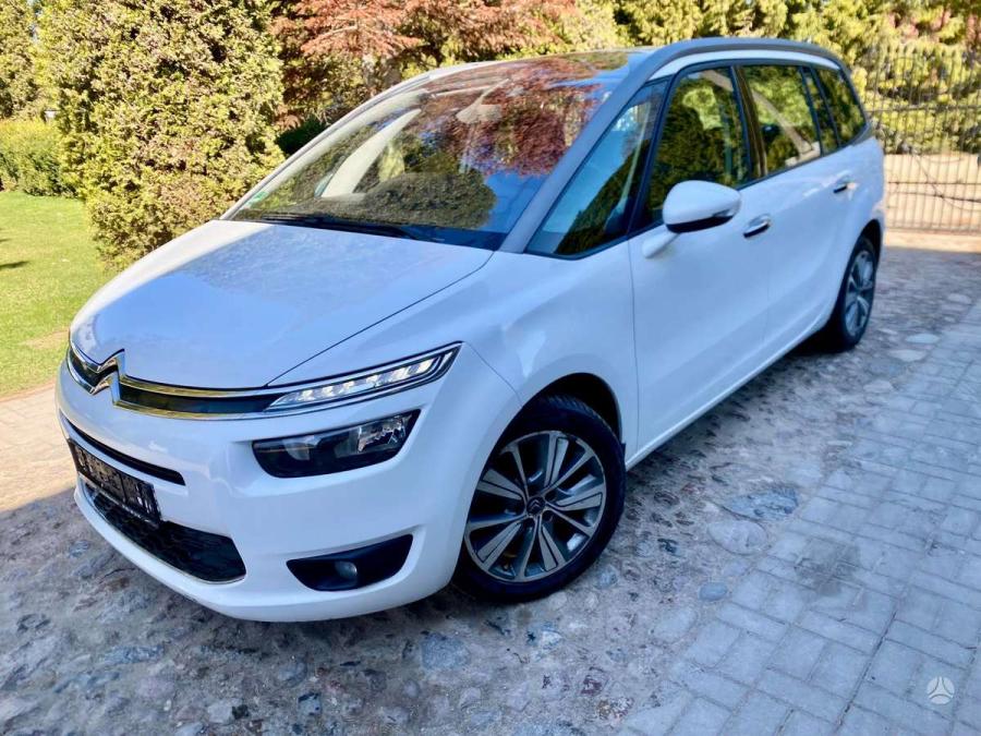 White Citroen c4-picasso 2015 in Siauliai, with an engine capacity of 2.00 L and mileage of 230 thousand km for 4500 €, photo 1 on AUTOMOTO.COM.LV