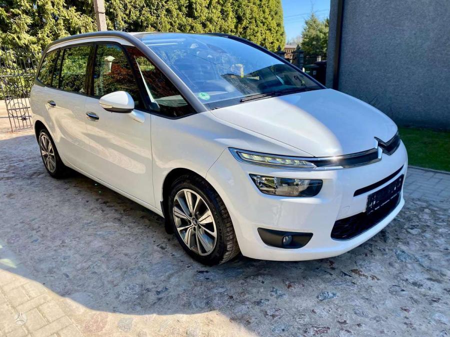 White Citroen c4-picasso 2015 in Siauliai, with an engine capacity of 2.00 L and mileage of 230 thousand km for 4500 €, photo 3 on AUTOMOTO.COM.LV