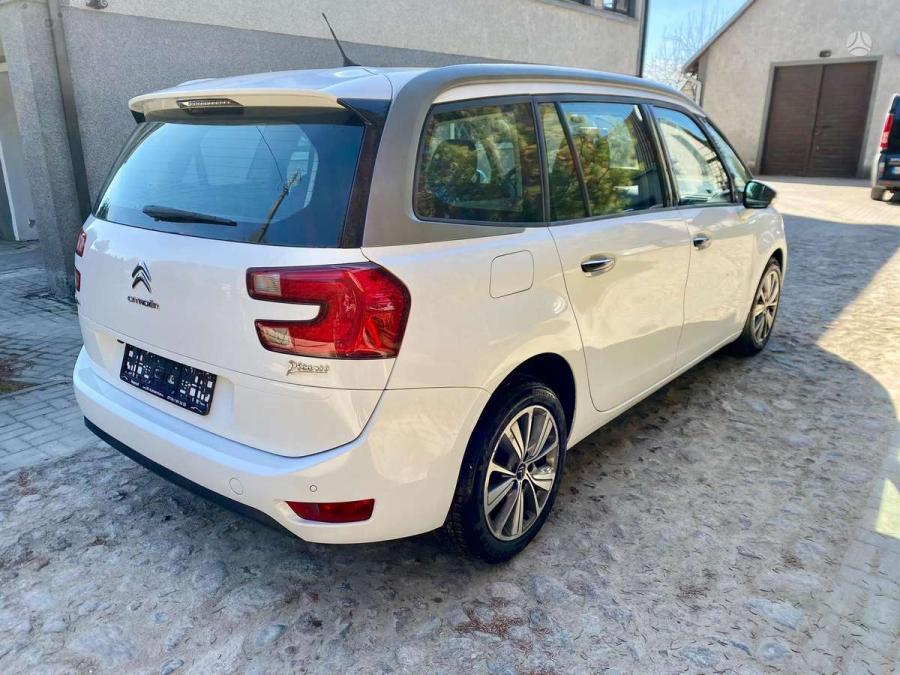 White Citroen c4-picasso 2015 in Siauliai, with an engine capacity of 2.00 L and mileage of 230 thousand km for 4500 €, photo 4 on AUTOMOTO.COM.LV