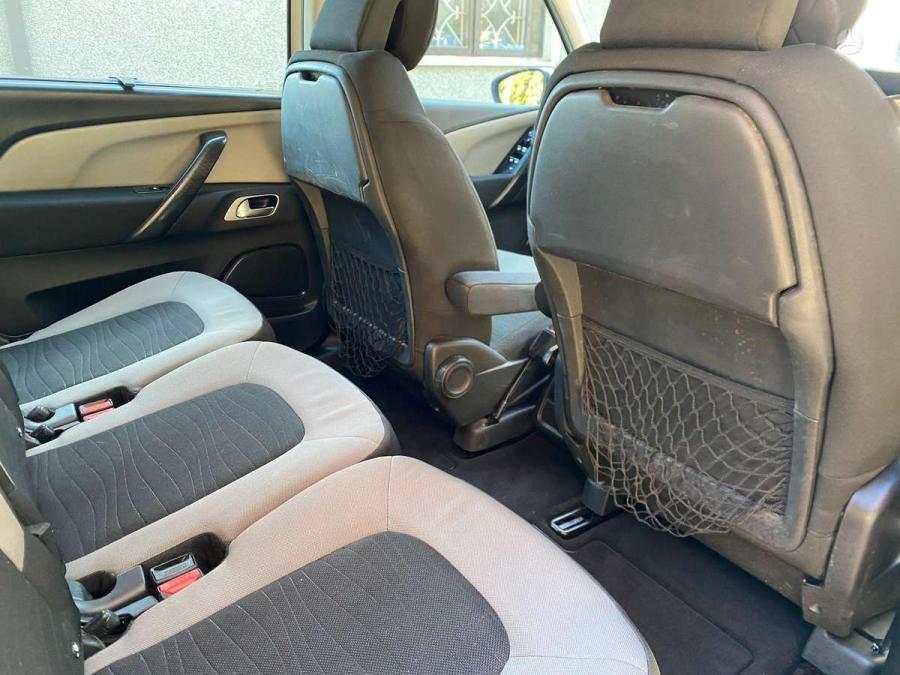 White Citroen c4-picasso 2015 in Siauliai, with an engine capacity of 2.00 L and mileage of 230 thousand km for 4500 €, photo 8 on AUTOMOTO.COM.LV