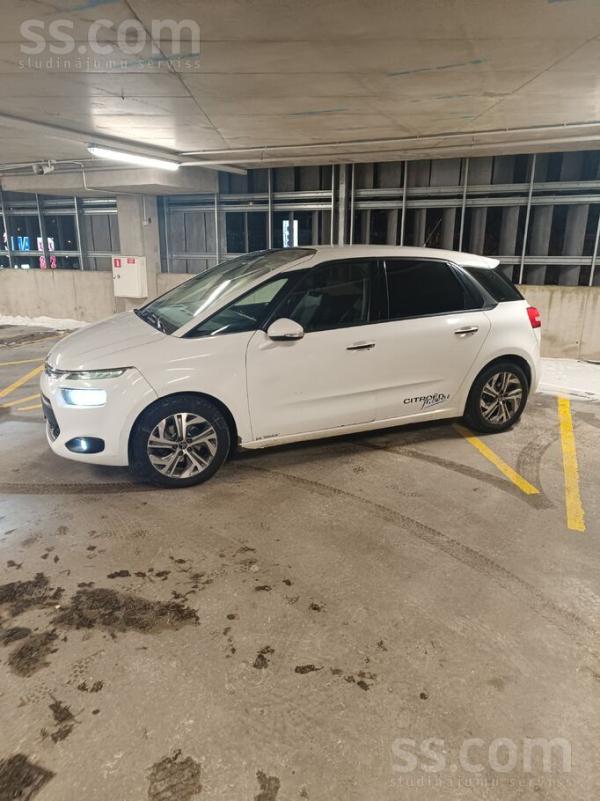 White Citroen c4-picasso 2015 in Riga, with an engine capacity of 1.60 L and mileage of 335 thousand km for 3300 €, photo 5 on AUTOMOTO.COM.LV