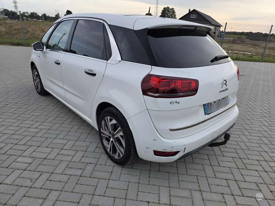 White Citroen c4-picasso 2015 in Taurage, with an engine capacity of 1.56 L and mileage of 191 thousand km for 5200 €, photo 4 on AUTOMOTO.COM.LV