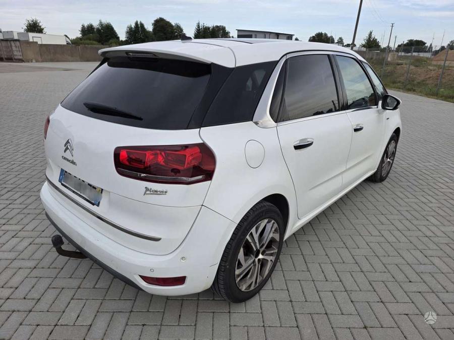 White Citroen c4-picasso 2015 in Taurage, with an engine capacity of 1.56 L and mileage of 191 thousand km for 5200 €, photo 5 on AUTOMOTO.COM.LV