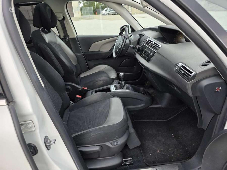 White Citroen c4-picasso 2015 in Taurage, with an engine capacity of 1.56 L and mileage of 191 thousand km for 5200 €, photo 6 on AUTOMOTO.COM.LV