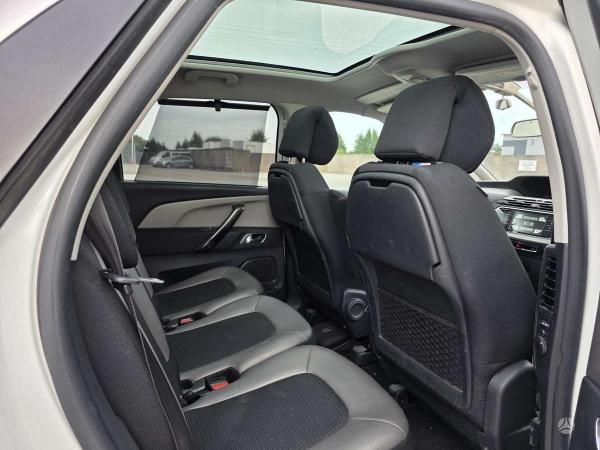 White Citroen c4-picasso 2015 in Taurage, with an engine capacity of 1.56 L and mileage of 191 thousand km for 5200 €, photo 7 on AUTOMOTO.COM.LV