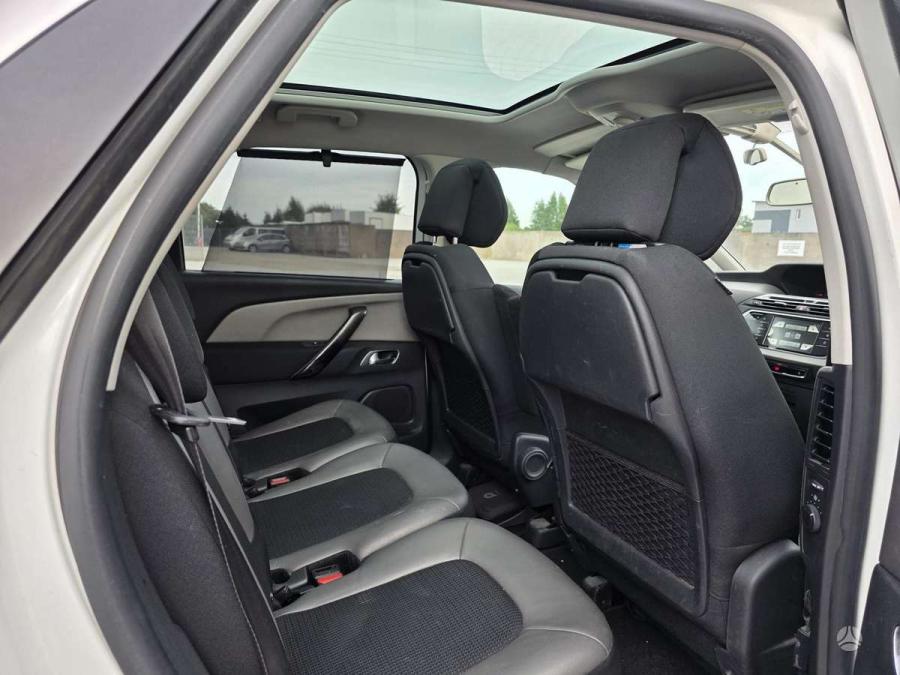 White Citroen c4-picasso 2015 in Taurage, with an engine capacity of 1.56 L and mileage of 191 thousand km for 5200 €, photo 7 on AUTOMOTO.COM.LV
