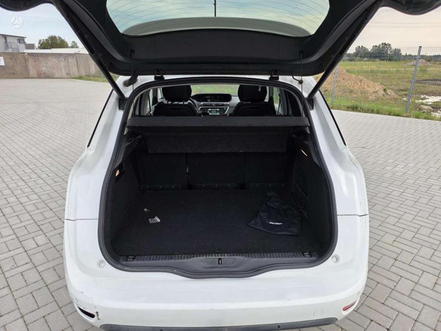 White Citroen c4-picasso 2015 in Taurage, with an engine capacity of 1.56 L and mileage of 191 thousand km for 5200 €, photo 15 on AUTOMOTO.COM.LV