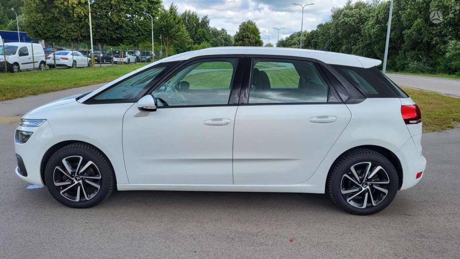 White Citroen c4-picasso 2016 in Taurage, with an engine capacity of 1.56 L and mileage of 206 thousand km for 6200 €, photo 4 on AUTOMOTO.COM.LV