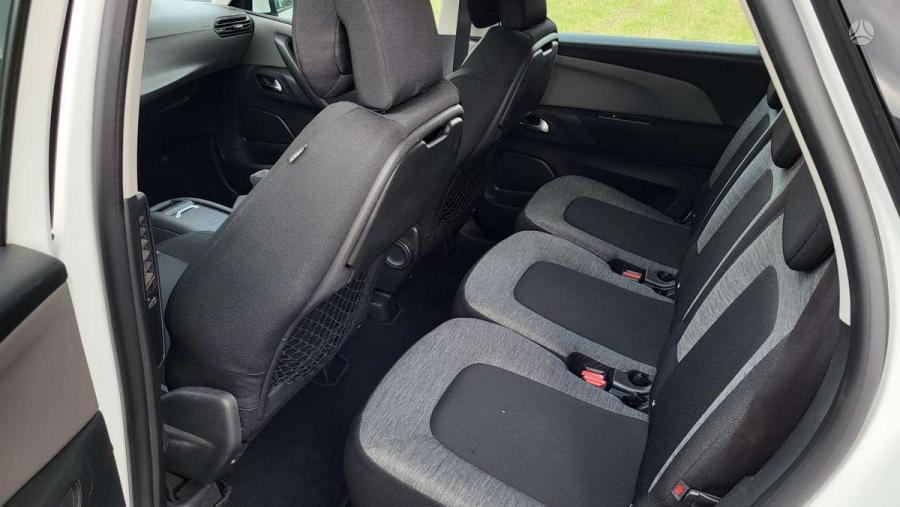 White Citroen c4-picasso 2016 in Taurage, with an engine capacity of 1.56 L and mileage of 206 thousand km for 6200 €, photo 12 on AUTOMOTO.COM.LV