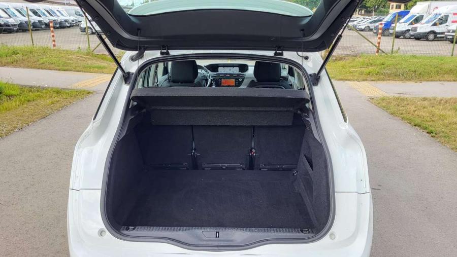 White Citroen c4-picasso 2016 in Taurage, with an engine capacity of 1.56 L and mileage of 206 thousand km for 6200 €, photo 13 on AUTOMOTO.COM.LV