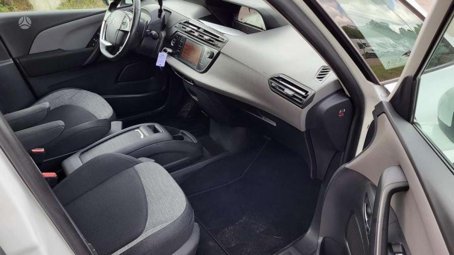 White Citroen c4-picasso 2016 in Taurage, with an engine capacity of 1.56 L and mileage of 206 thousand km for 6200 €, photo 15 on AUTOMOTO.COM.LV