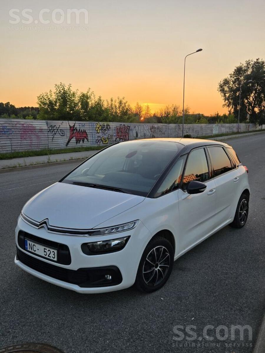 White Citroen c4-picasso 2017 in Riga, with an engine capacity of 1.60 L and mileage of 190 thousand km for 6300 €, photo 1 on AUTOMOTO.COM.LV