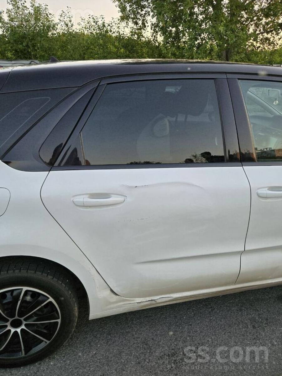 White Citroen c4-picasso 2017 in Riga, with an engine capacity of 1.60 L and mileage of 190 thousand km for 6300 €, photo 6 on AUTOMOTO.COM.LV