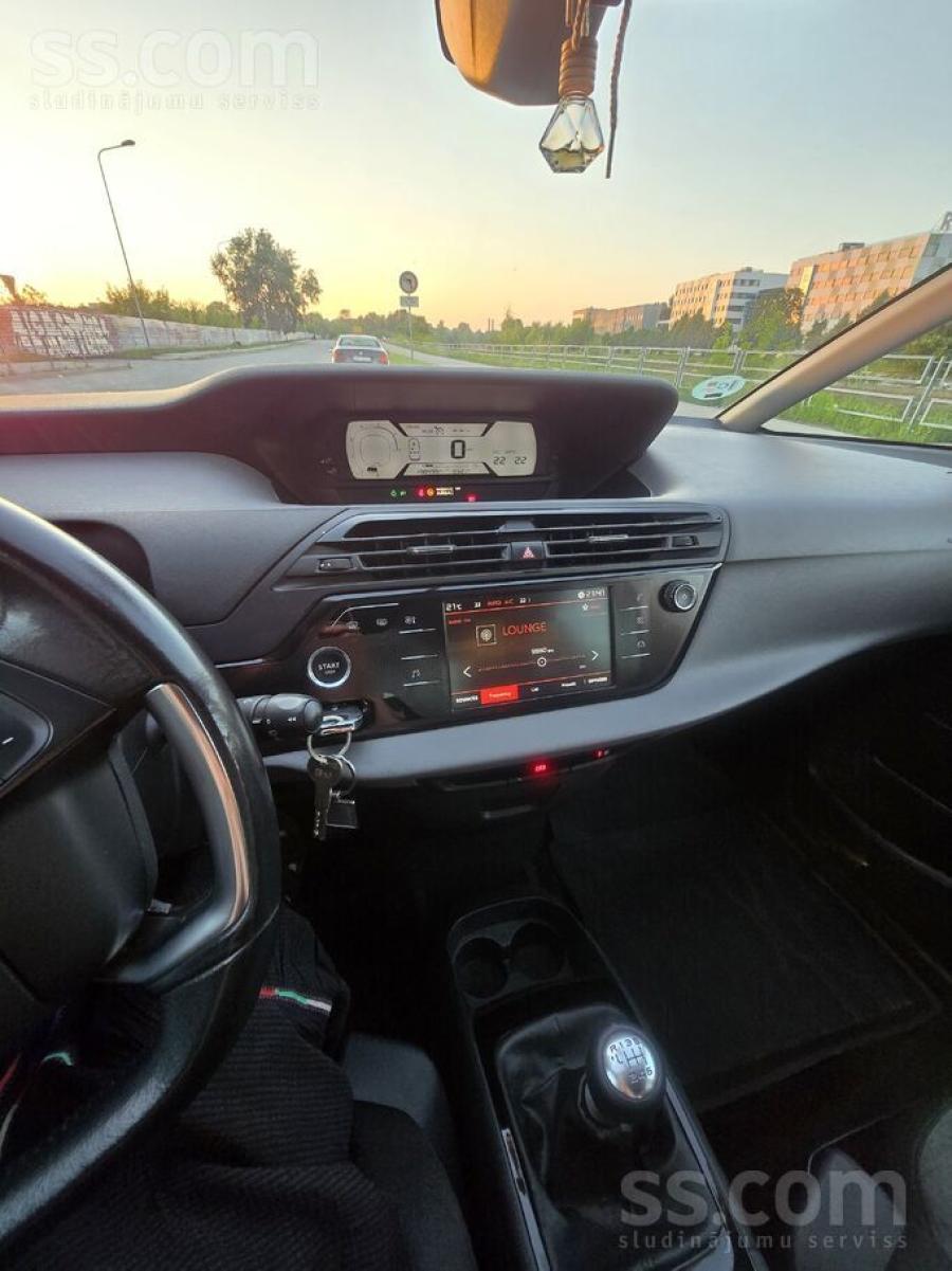 White Citroen c4-picasso 2017 in Riga, with an engine capacity of 1.60 L and mileage of 190 thousand km for 6300 €, photo 8 on AUTOMOTO.COM.LV