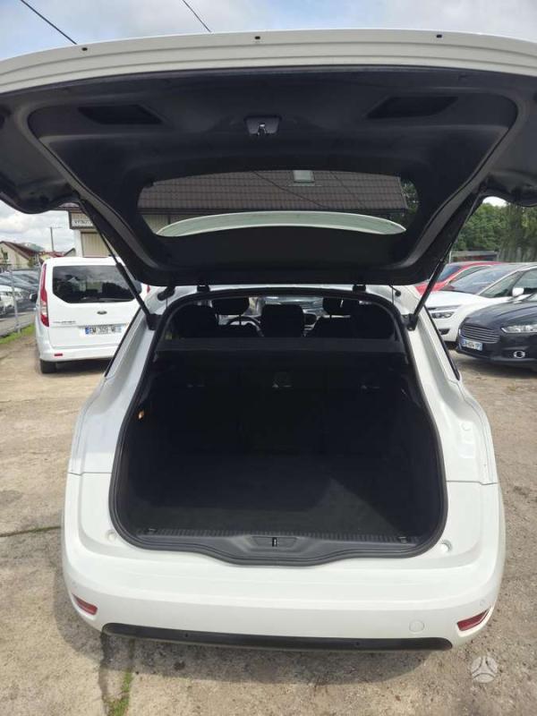 White Citroen c4-picasso 2017 in Taurage, with an engine capacity of 1.20 L and mileage of 155 thousand km for 4300 €, photo 5 on AUTOMOTO.COM.LV