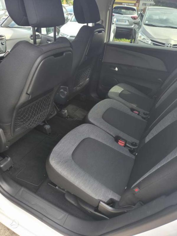 White Citroen c4-picasso 2017 in Taurage, with an engine capacity of 1.20 L and mileage of 155 thousand km for 4300 €, photo 6 on AUTOMOTO.COM.LV