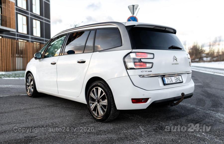 White Citroen c4-picasso 2015 in Tallinn, with an engine capacity of 2.00 L and mileage of 335 thousand km for 4990 €, photo 4 on AUTOMOTO.COM.LV