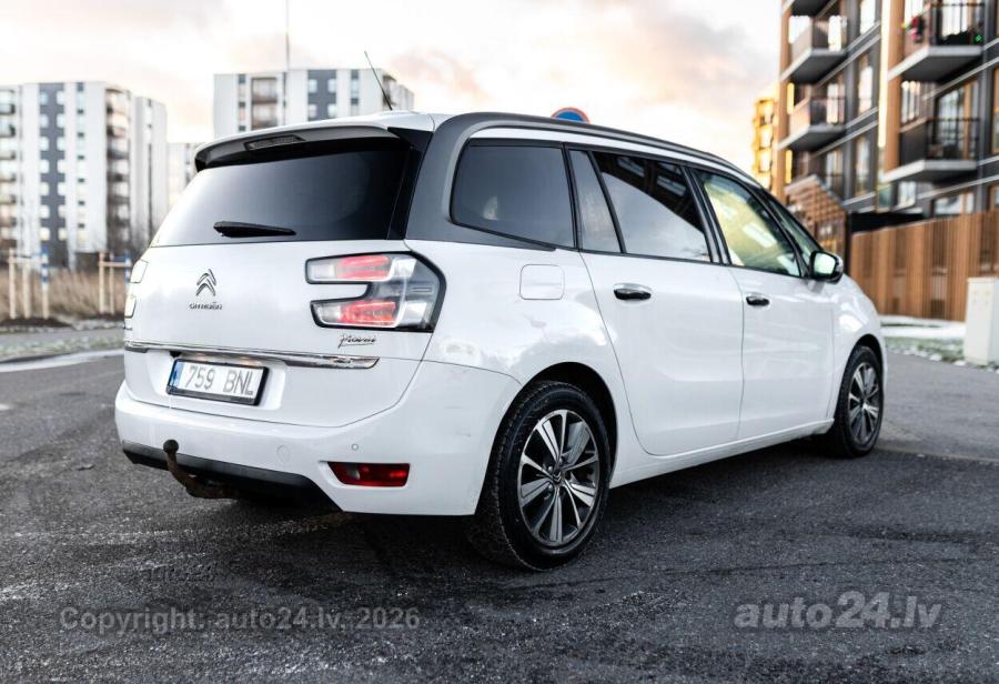 White Citroen c4-picasso 2015 in Tallinn, with an engine capacity of 2.00 L and mileage of 335 thousand km for 4990 €, photo 6 on AUTOMOTO.COM.LV