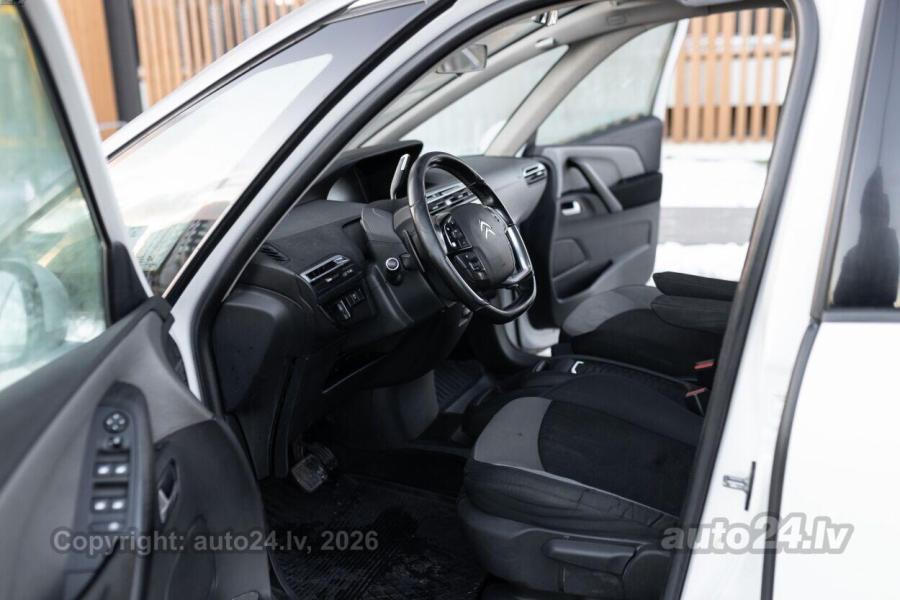White Citroen c4-picasso 2015 in Tallinn, with an engine capacity of 2.00 L and mileage of 335 thousand km for 4990 €, photo 7 on AUTOMOTO.COM.LV