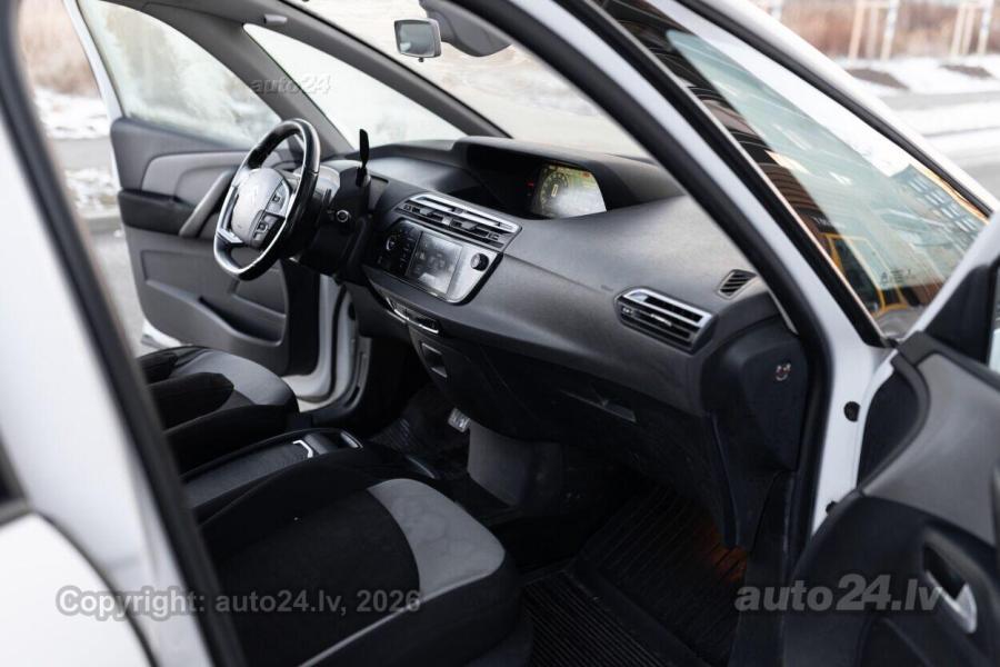White Citroen c4-picasso 2015 in Tallinn, with an engine capacity of 2.00 L and mileage of 335 thousand km for 4990 €, photo 11 on AUTOMOTO.COM.LV