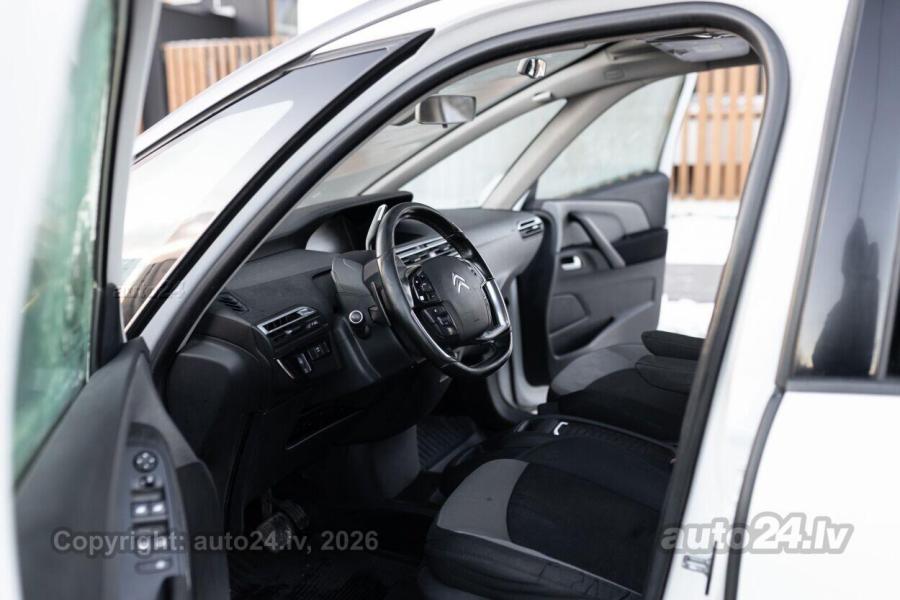 White Citroen c4-picasso 2015 in Tallinn, with an engine capacity of 2.00 L and mileage of 335 thousand km for 4990 €, photo 13 on AUTOMOTO.COM.LV