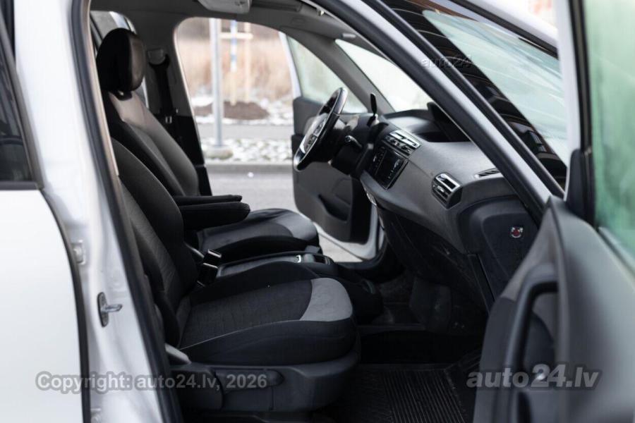 White Citroen c4-picasso 2015 in Tallinn, with an engine capacity of 2.00 L and mileage of 335 thousand km for 4990 €, photo 20 on AUTOMOTO.COM.LV
