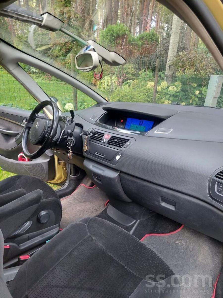 Yellow Citroen c4-picasso 2008 in Jurmala, with an engine capacity of 1.60 L and mileage of 270 thousand km for 2200 €, photo 3 on AUTOMOTO.COM.LV