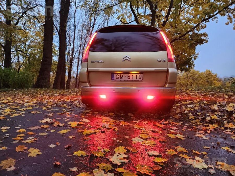 Yellow Citroen c4-picasso 2007 in Riga, with an engine capacity of 2.00 L and mileage of 300 thousand km for 1600 €, photo 6 on AUTOMOTO.COM.LV