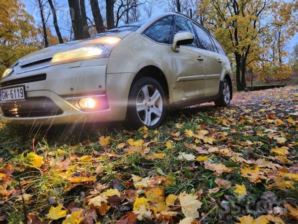 Yellow Citroen c4-picasso 2007 in Riga, with an engine capacity of 2.00 L and mileage of 300 thousand km for 1800 €, photo 8 on AUTOMOTO.COM.LV