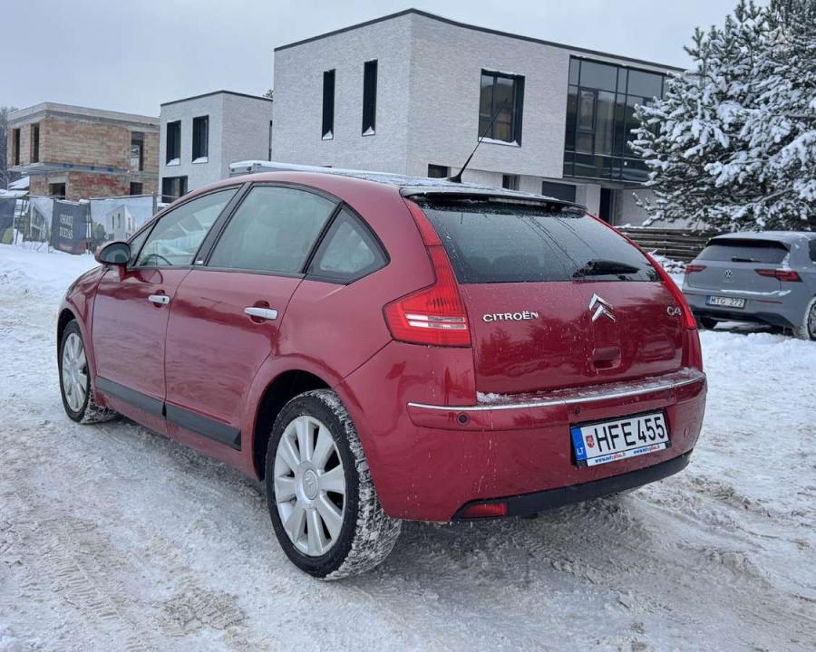 Red Citroen C4 2005 in Vilnius, with an engine capacity of 1.60 L and mileage of 295 thousand km for 650 €, photo 4 on AUTOMOTO.COM.LV