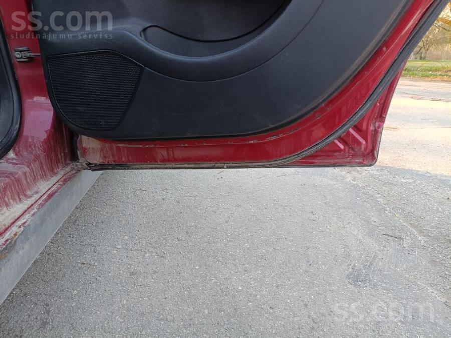 Sarkans Citroen C4 2007 Ogre, ar dzinēja tilpumu 1.60 L un nobraukumu 267 tūkst. km par 550 €, foto 10 vietnē AUTOMOTO.COM.LV