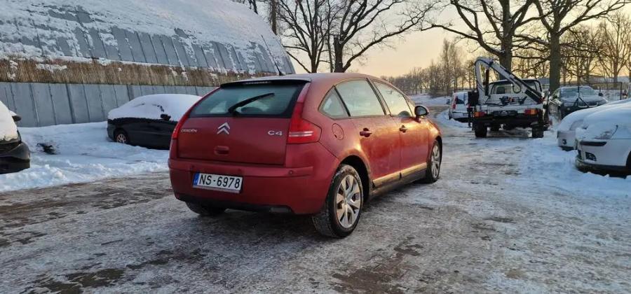 Red Citroen C4 2007 in Valmiera, with an engine capacity of 1.60 L and mileage of 291 thousand km for 1150 €, photo 4 on AUTOMOTO.COM.LV