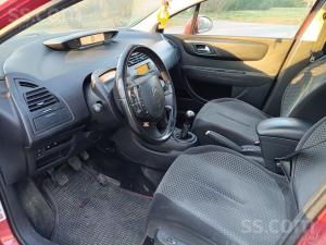 Red Citroen C4 2007 in Ogre, with an engine capacity of 1.60 L and mileage of 267 thousand km for 350 €, photo 5 on AUTOMOTO.COM.LV