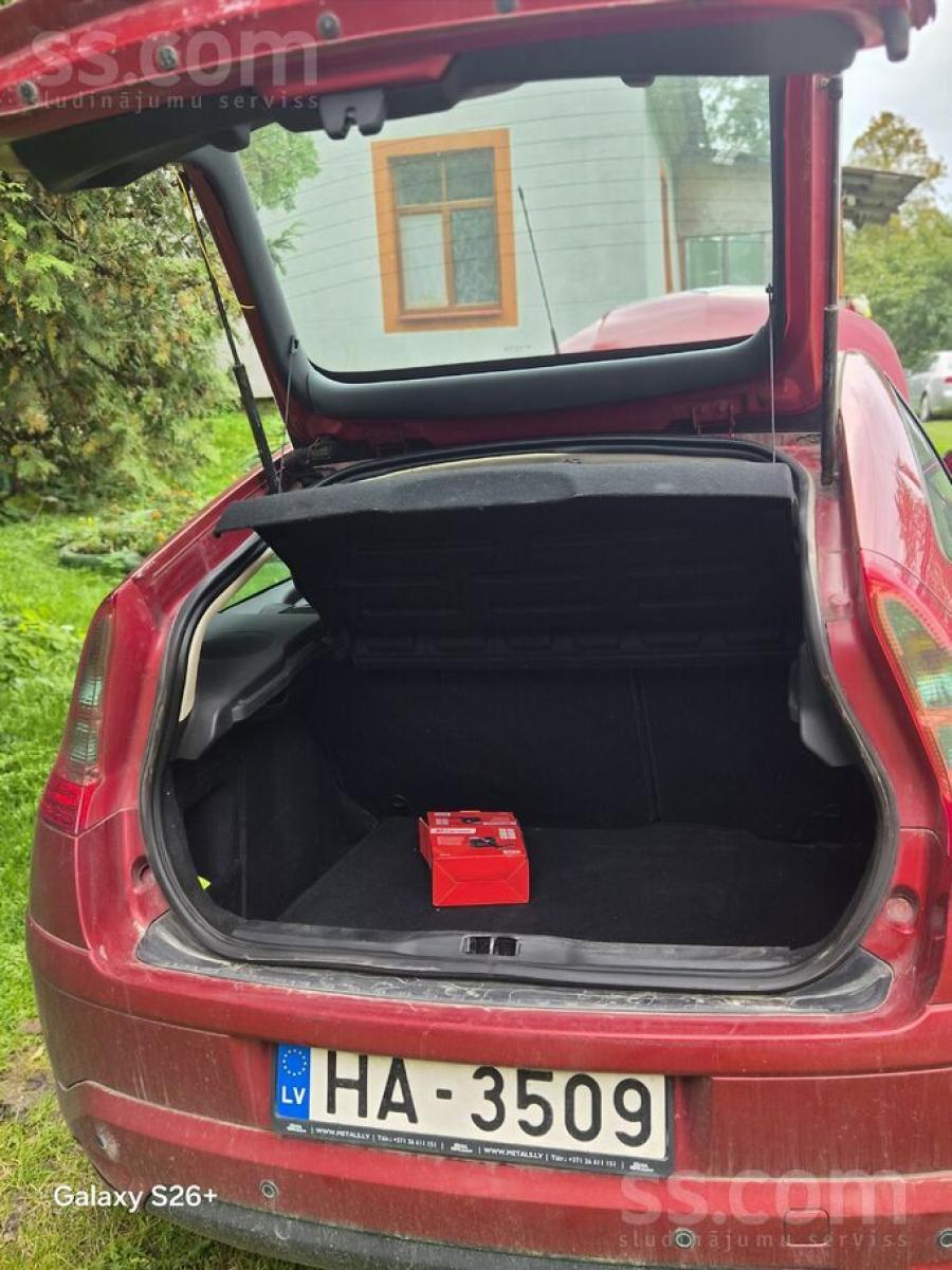 Red Citroen C4 2008 in Riga, with an engine capacity of 1.60 L and mileage of 144 thousand km for 1700 €, photo 5 on AUTOMOTO.COM.LV