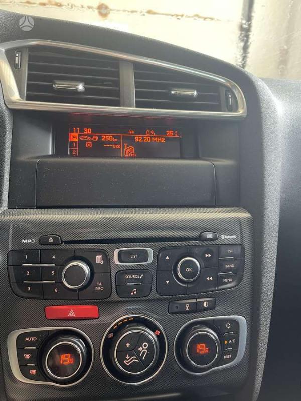 Sarkans Citroen C4 2012 Joniškis, ar dzinēja tilpumu 1.60 L un nobraukumu 185 tūkst. km par 3200 €, foto 10 vietnē AUTOMOTO.COM.LV